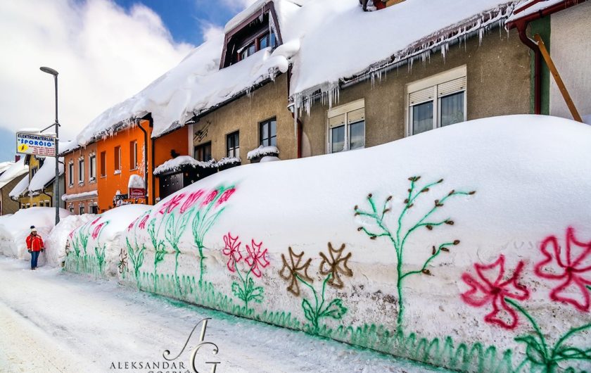 Jedna gospođa u hrvatskom gradiću Delnice “uredila” je snijeg ispred ...