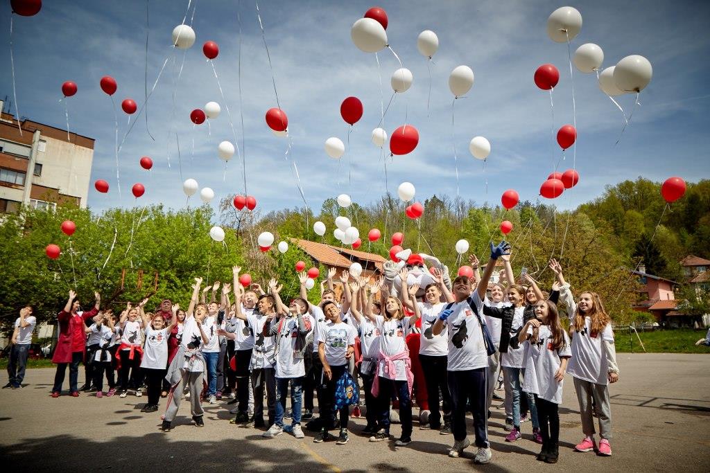 Lukavac Cement i učenici OŠ „Lukavac Grad“ zasadili 500 novih stabala ...
